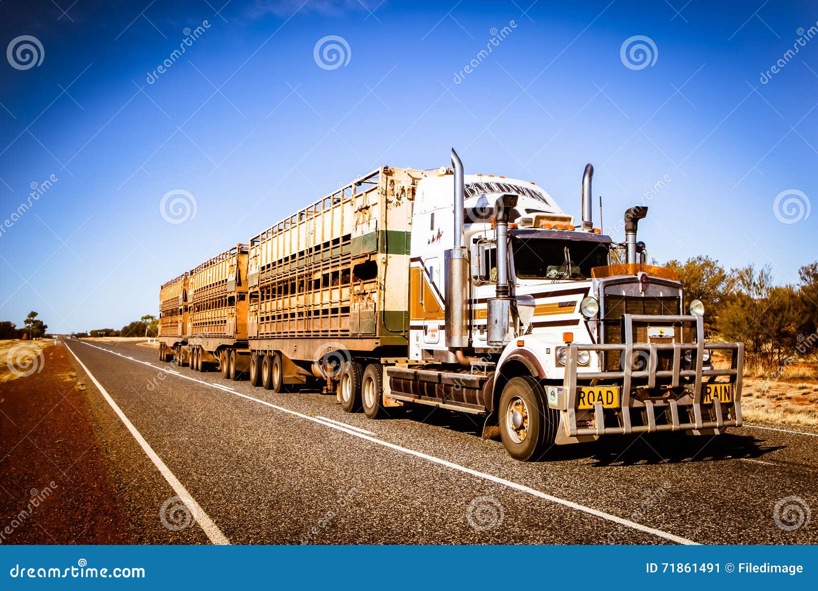 Train routier australien image stock. Image du poussiéreux - 71861491
