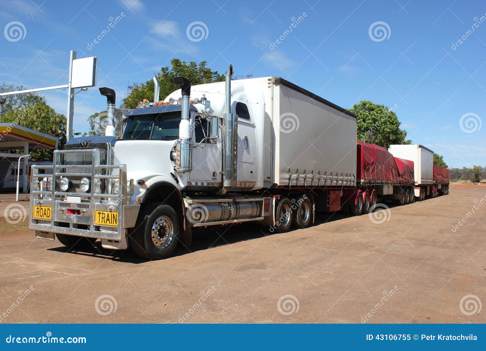 Train routier d'Autralian image stock. Image du omnibus - 43106755