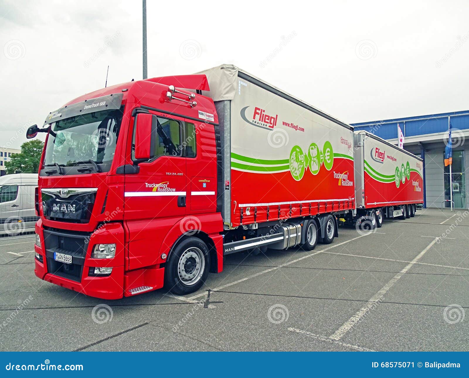 Train Routier D'EuroCombi D'HOMME Photo éditorial - Image du véhicule ...
