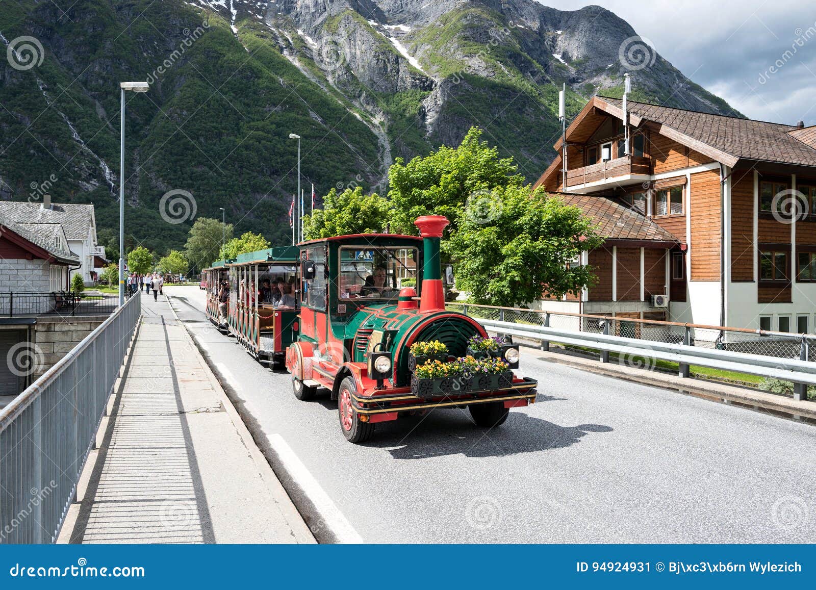 Train sans rail photo éditorial. Image du loisirs, cordon - 94924931