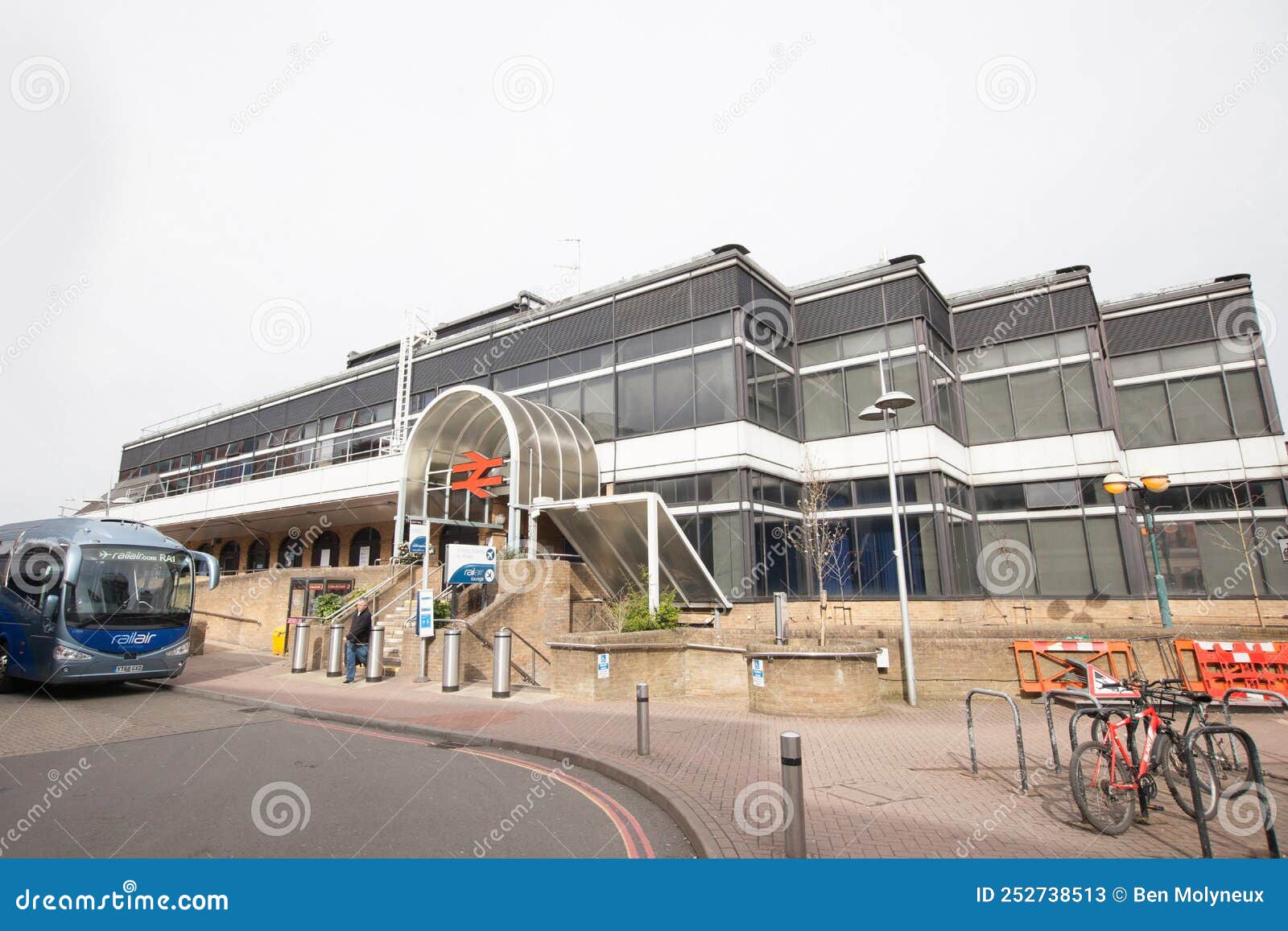 The Train Station in Reading, Berkshire in the UK Editorial Stock Photo ...