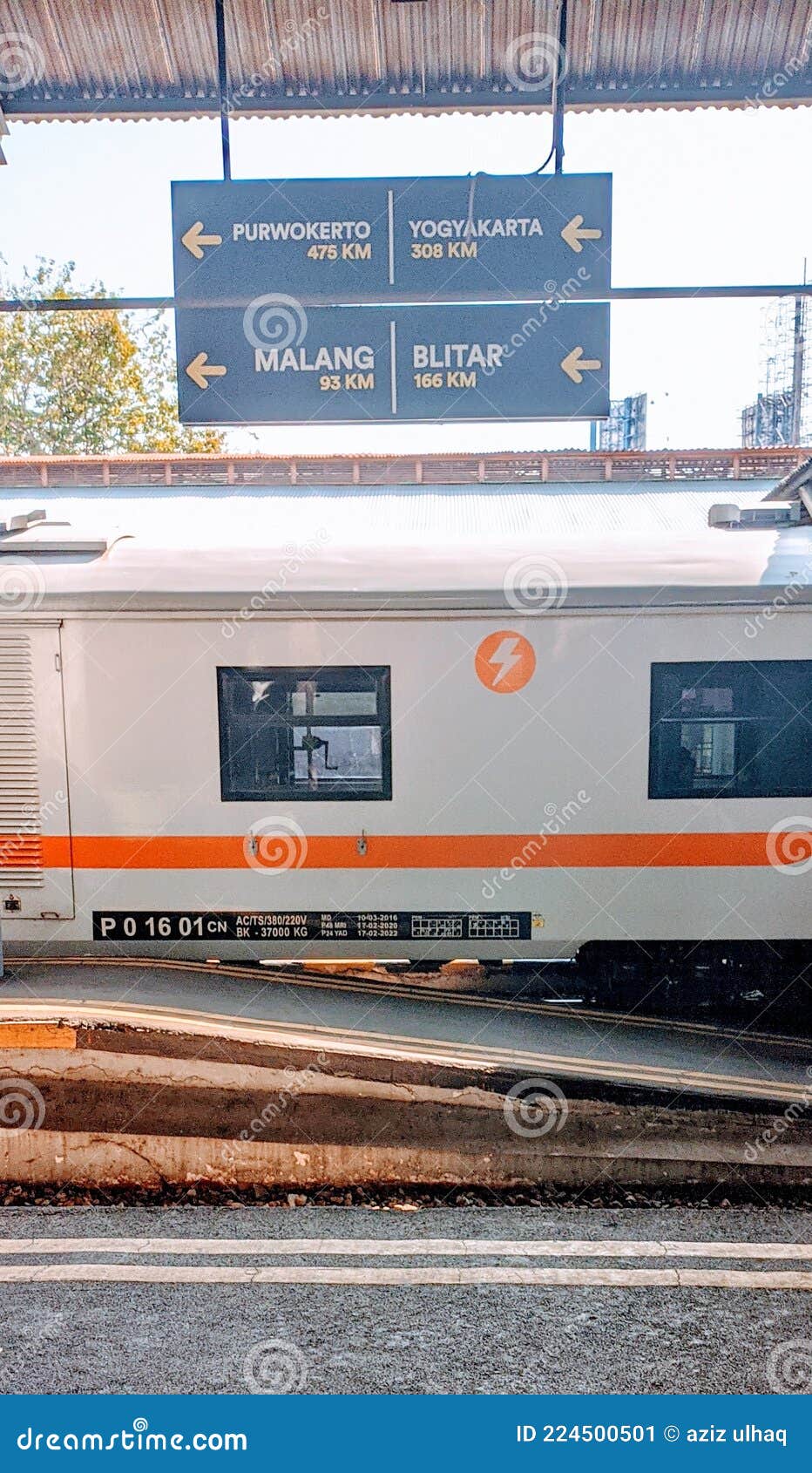 The Train Stops at the Station Stock Image - Image of station, tugu ...