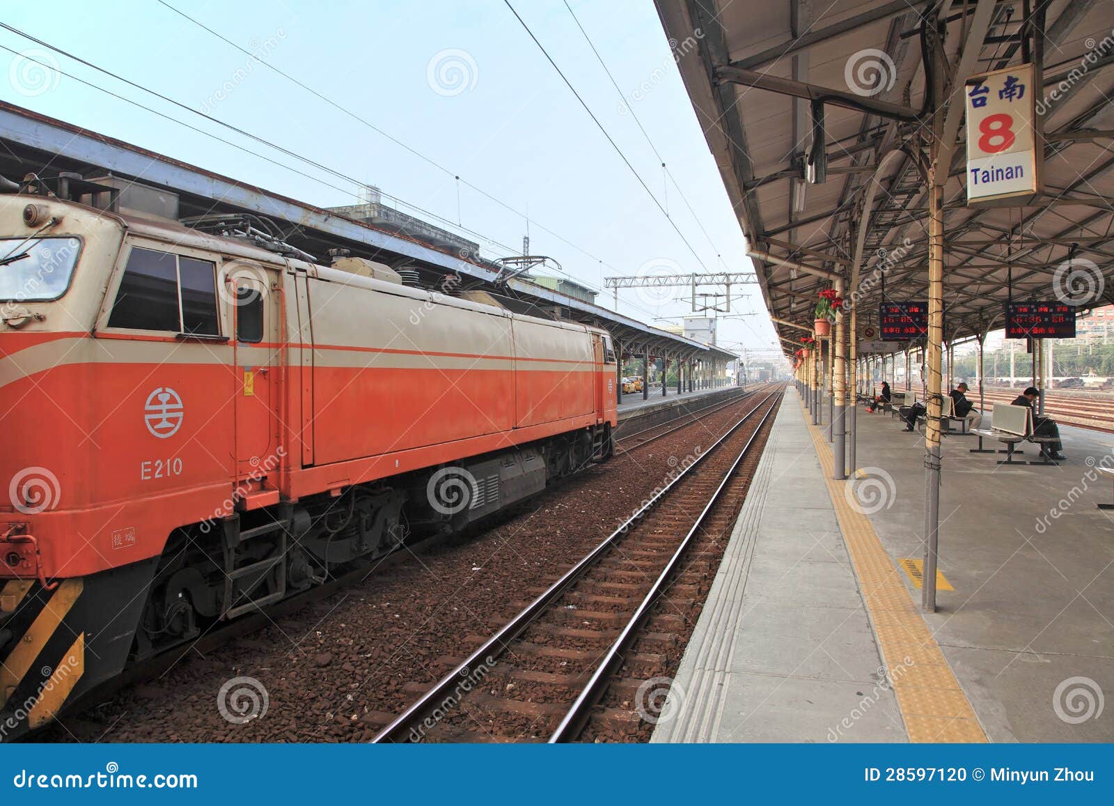 Train, Tainan.Taiwan image éditorial. Image du former - 28597120