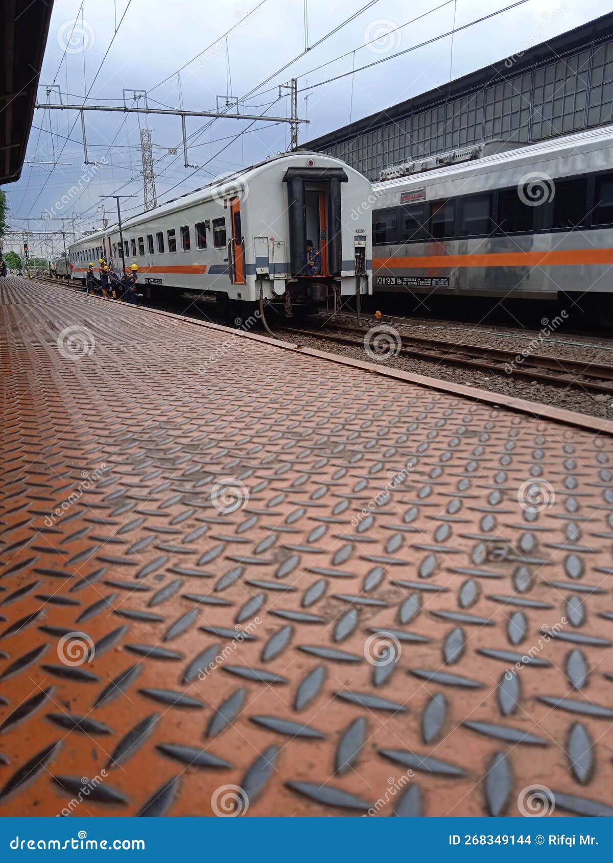 The Train Transition To Stations Editorial Stock Image - Image of paron ...