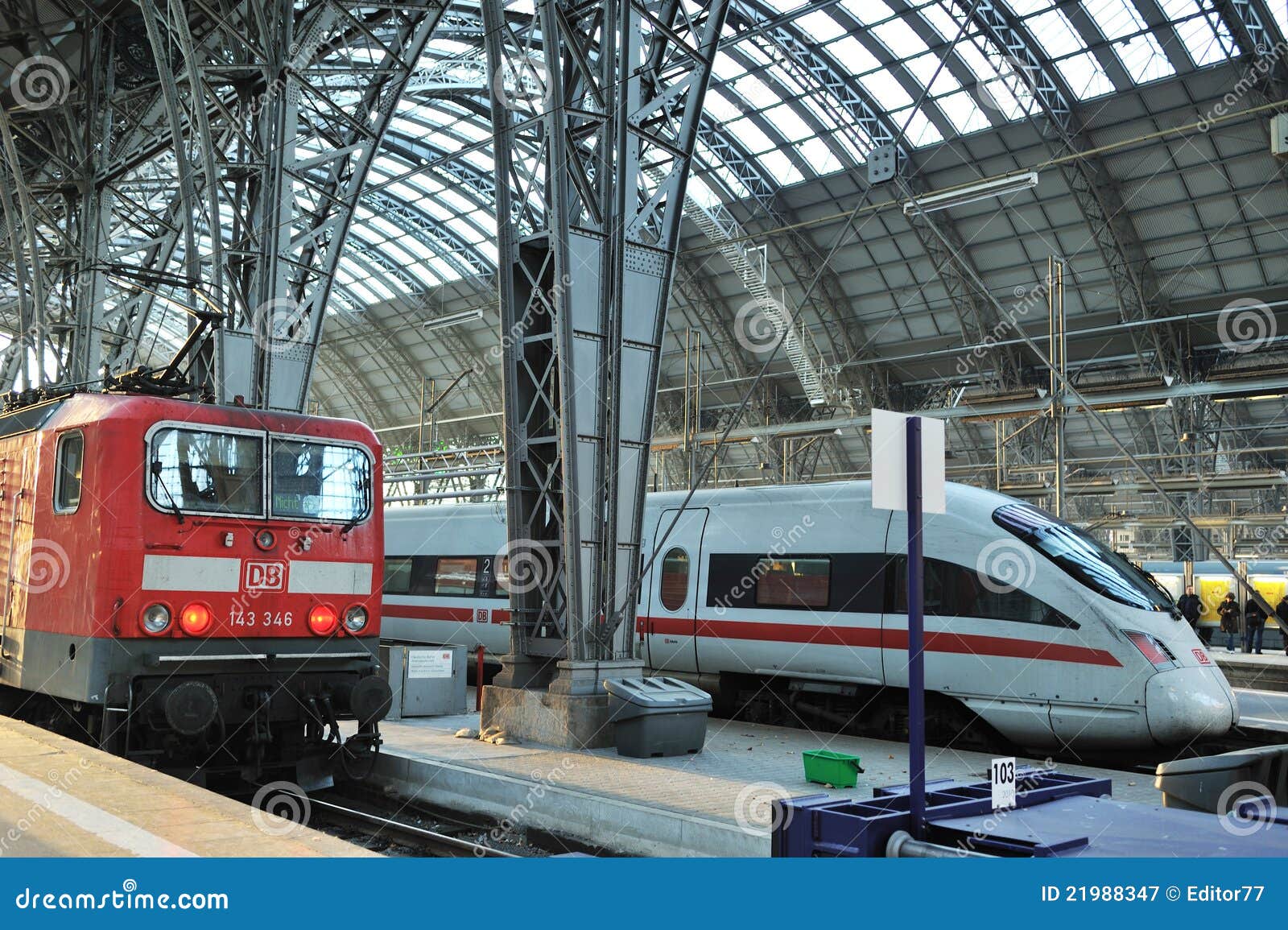 Trains on platforms editorial photography. Image of structure - 21988347