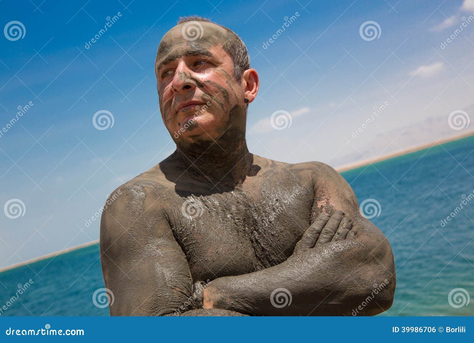 Traitement De Maladies De La Peau Avec La Boue De Mer Morte Photo stock ...