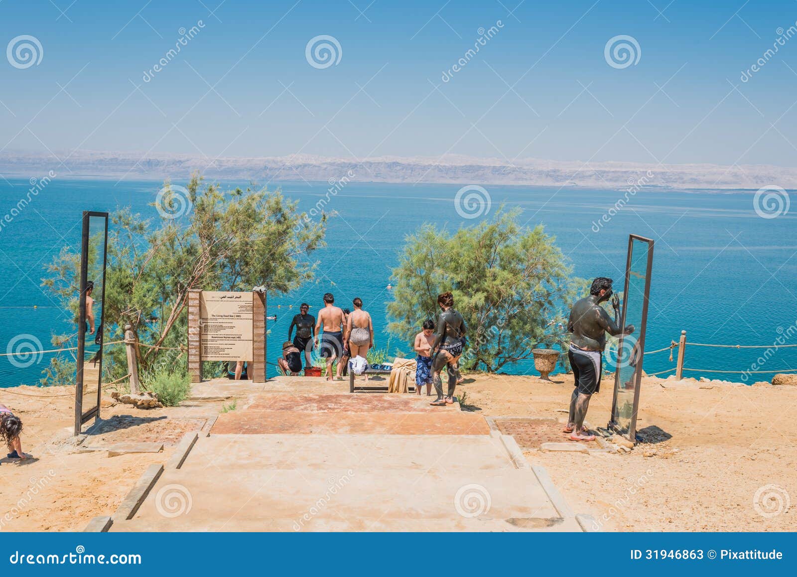Traitement Jordanie De Soin De Corps De Boue De Mer Morte Photo stock ...