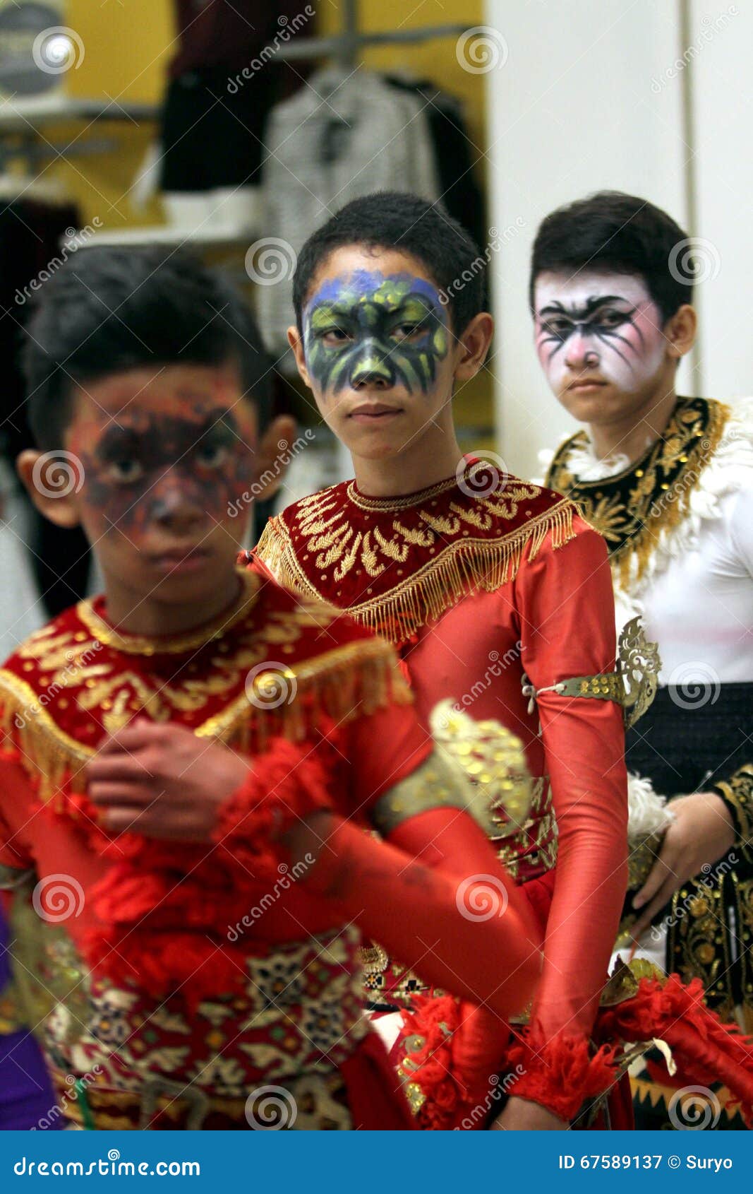 Traje del mono fotografía editorial. Imagen de adolescente - 67589137