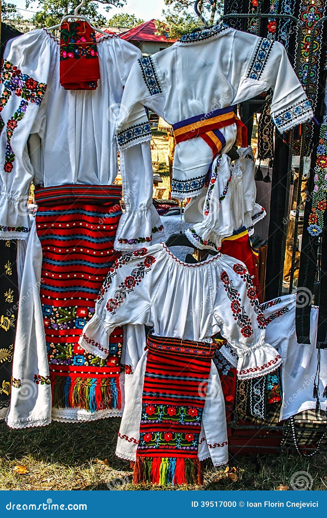 Trajes Tradicionales Rumanos Fotos De Stock - Descarga 156 Fotos Libres ...