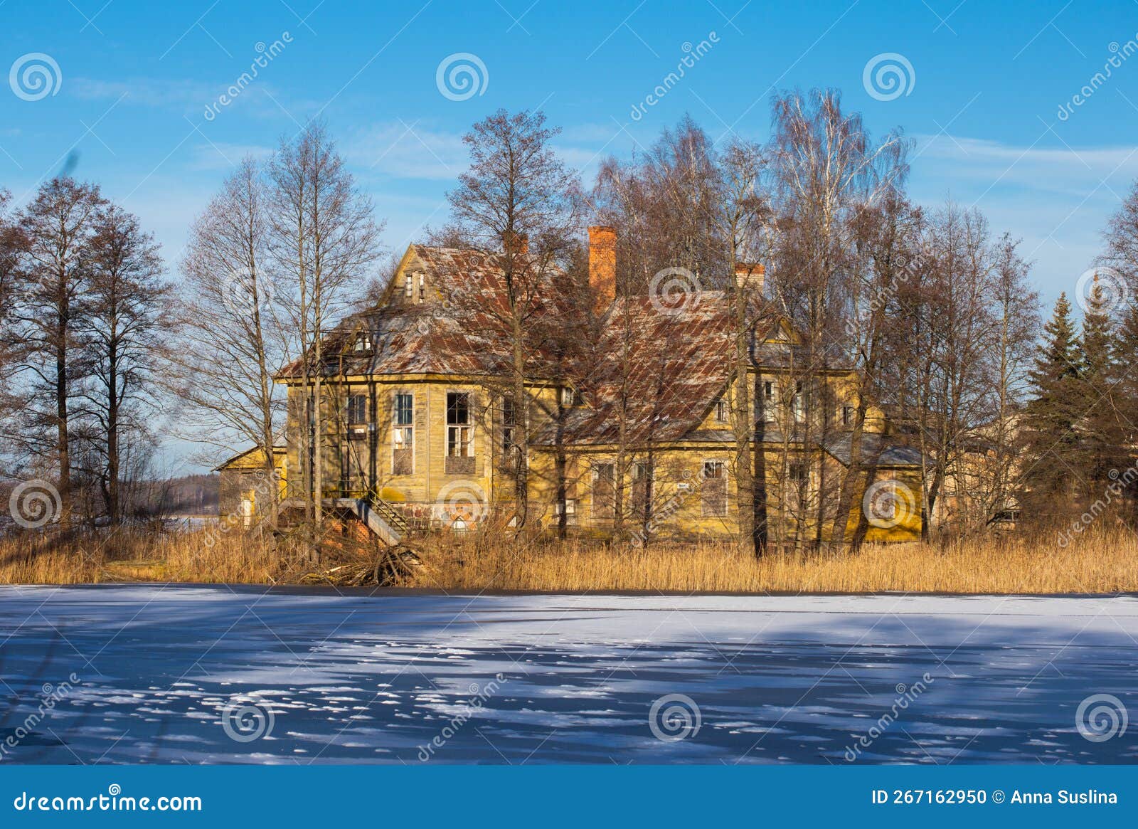 Trakai, Lithuania - 01 08 22: Abandoned Manor Near the Lake Editorial ...