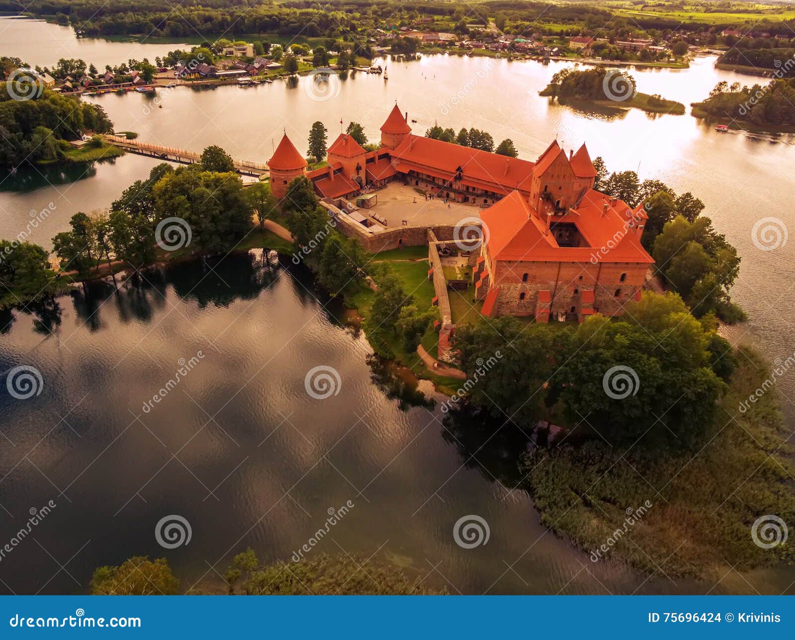 Trakai, Lituania: Castello Dell'isola Nel Tramonto Fotografia Stock ...