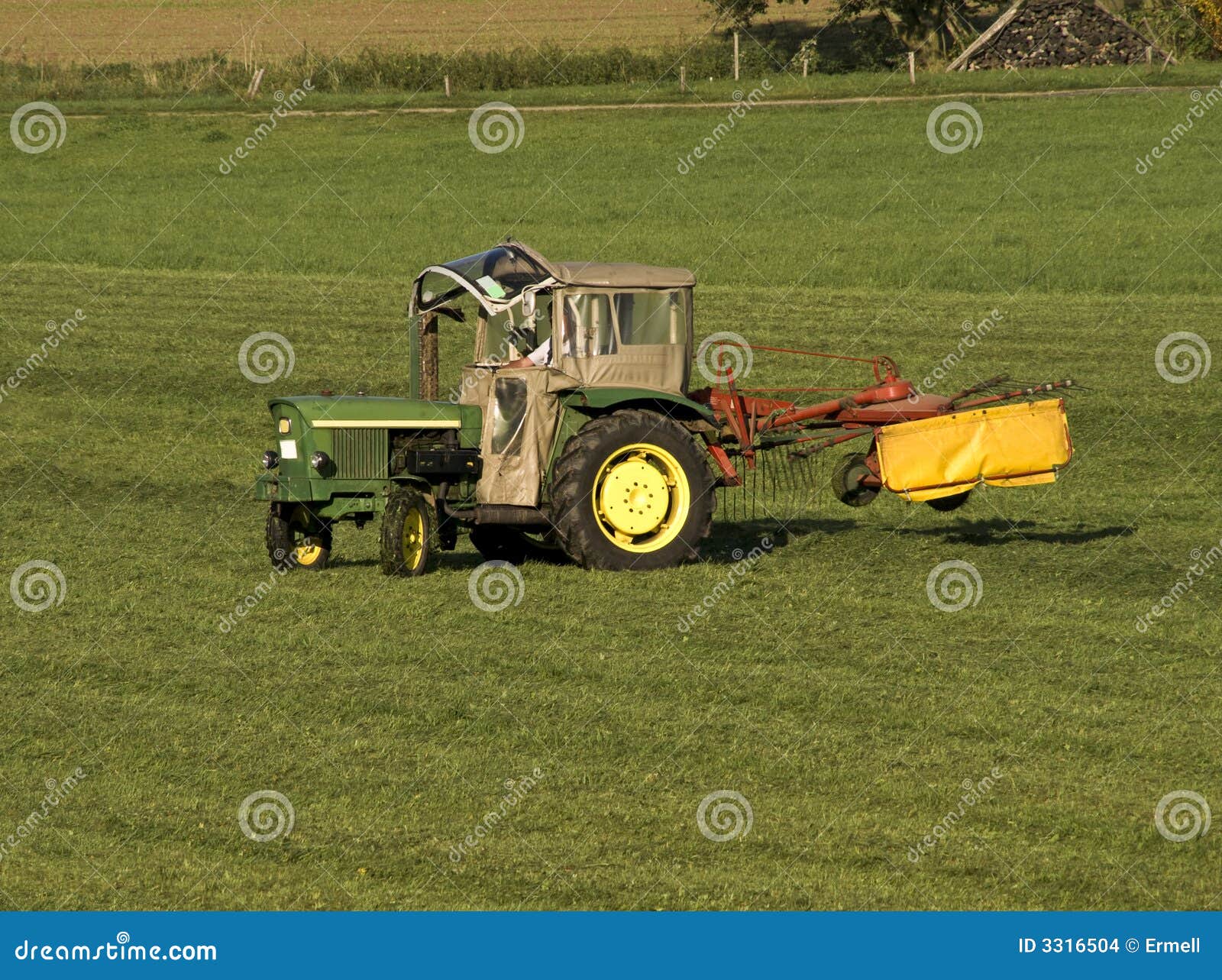 Traktor redaktionell fotografering för bildbyråer. Bild av stor - 3316504