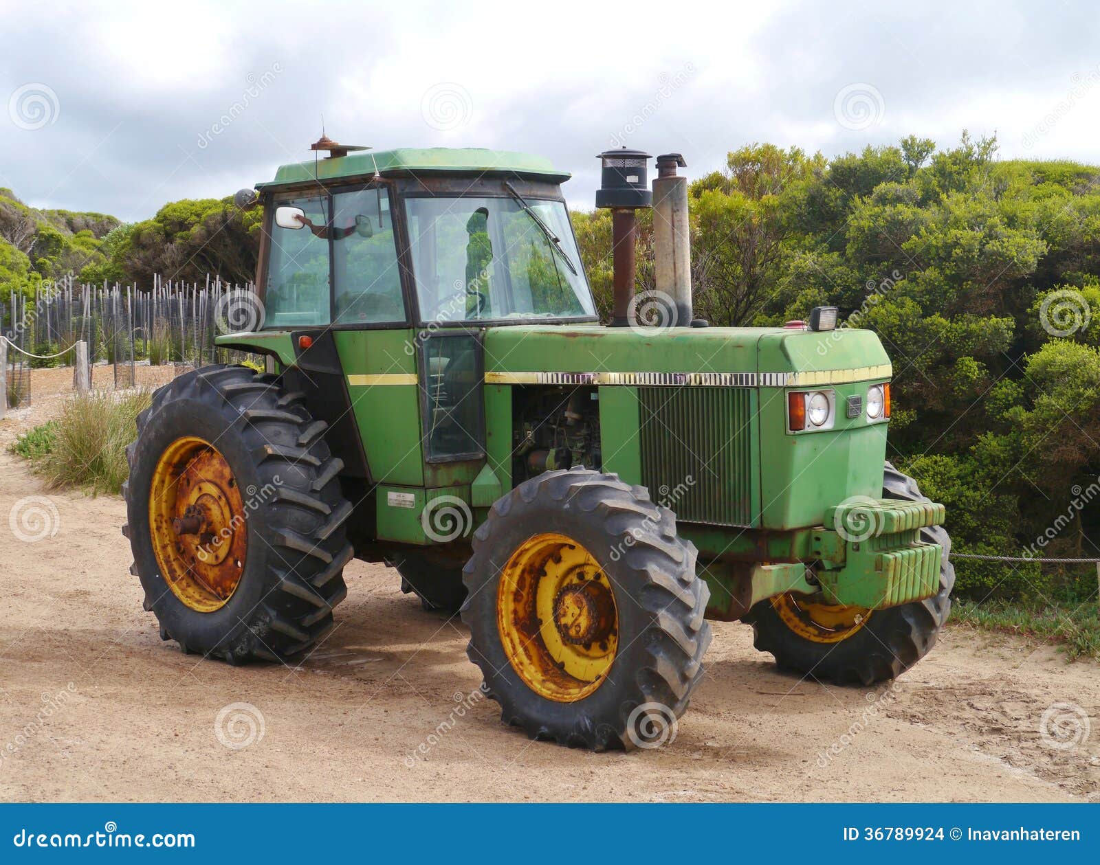 Traktor foto de archivo. Imagen de aldea, cara, canguro - 36789924