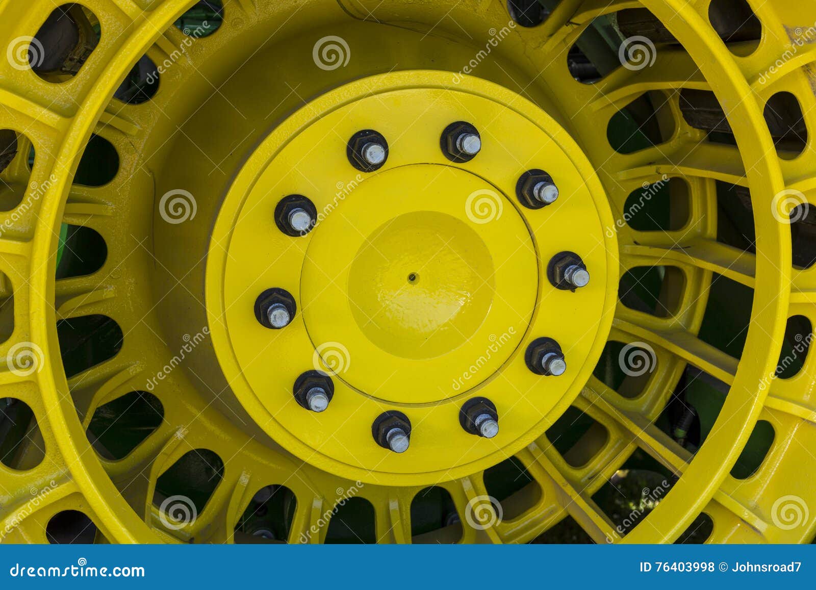 Traktor-Bahn-Rad stockfoto. Bild von gummireifen, muttern - 76403998