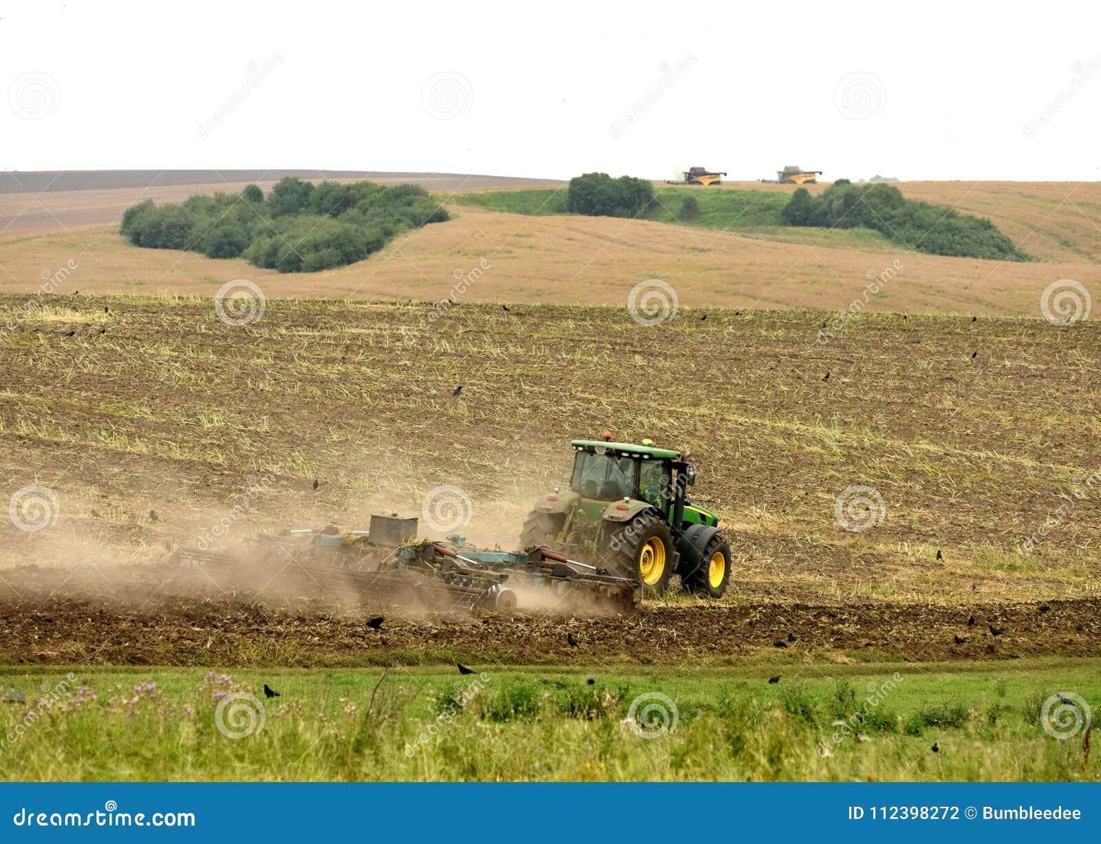 Traktor Bei Der Arbeit, Die Ein Feld, Ackerland Kultiviert, Pflog Feld ...