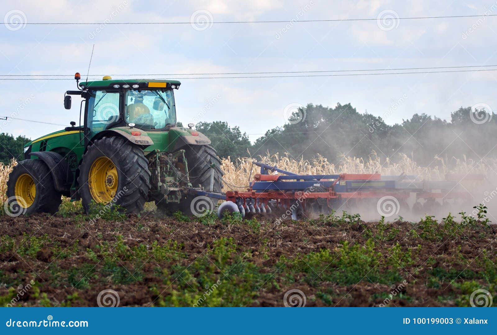 Traktor, der das Feld eggt redaktionelles stockfoto. Bild von landwirt ...