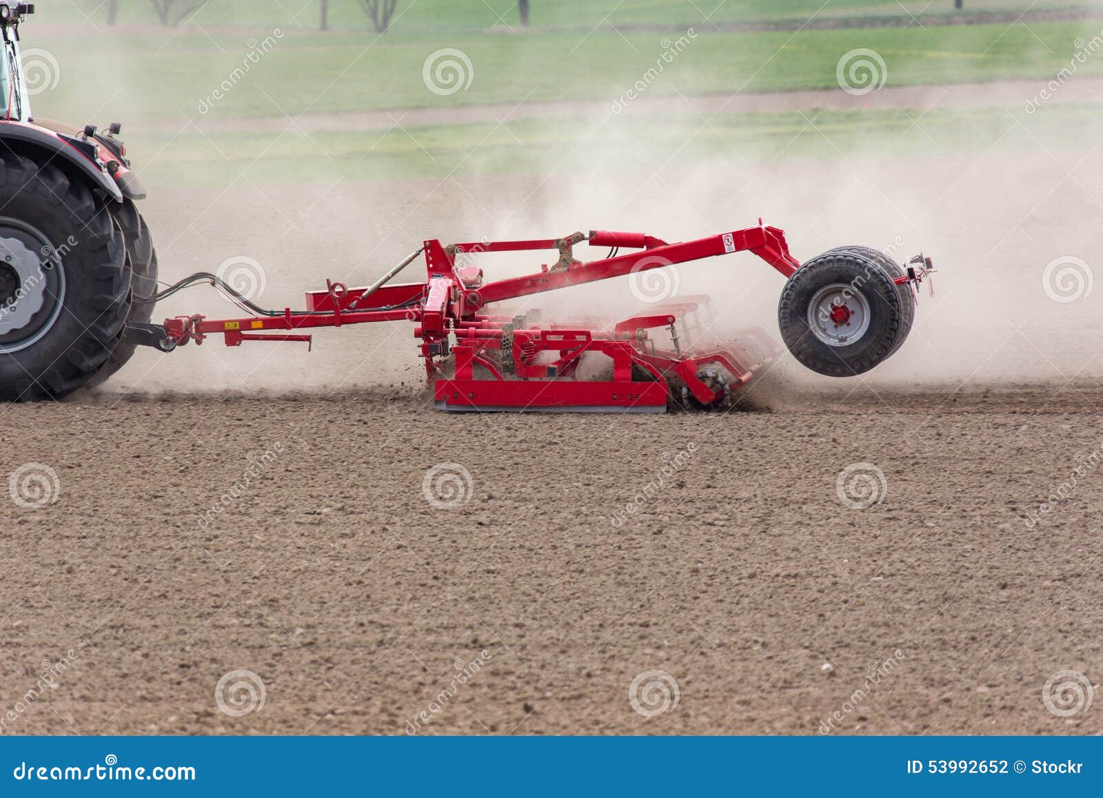 Traktor, der das Feld eggt stockfoto. Bild von egge, besetzung - 53992652