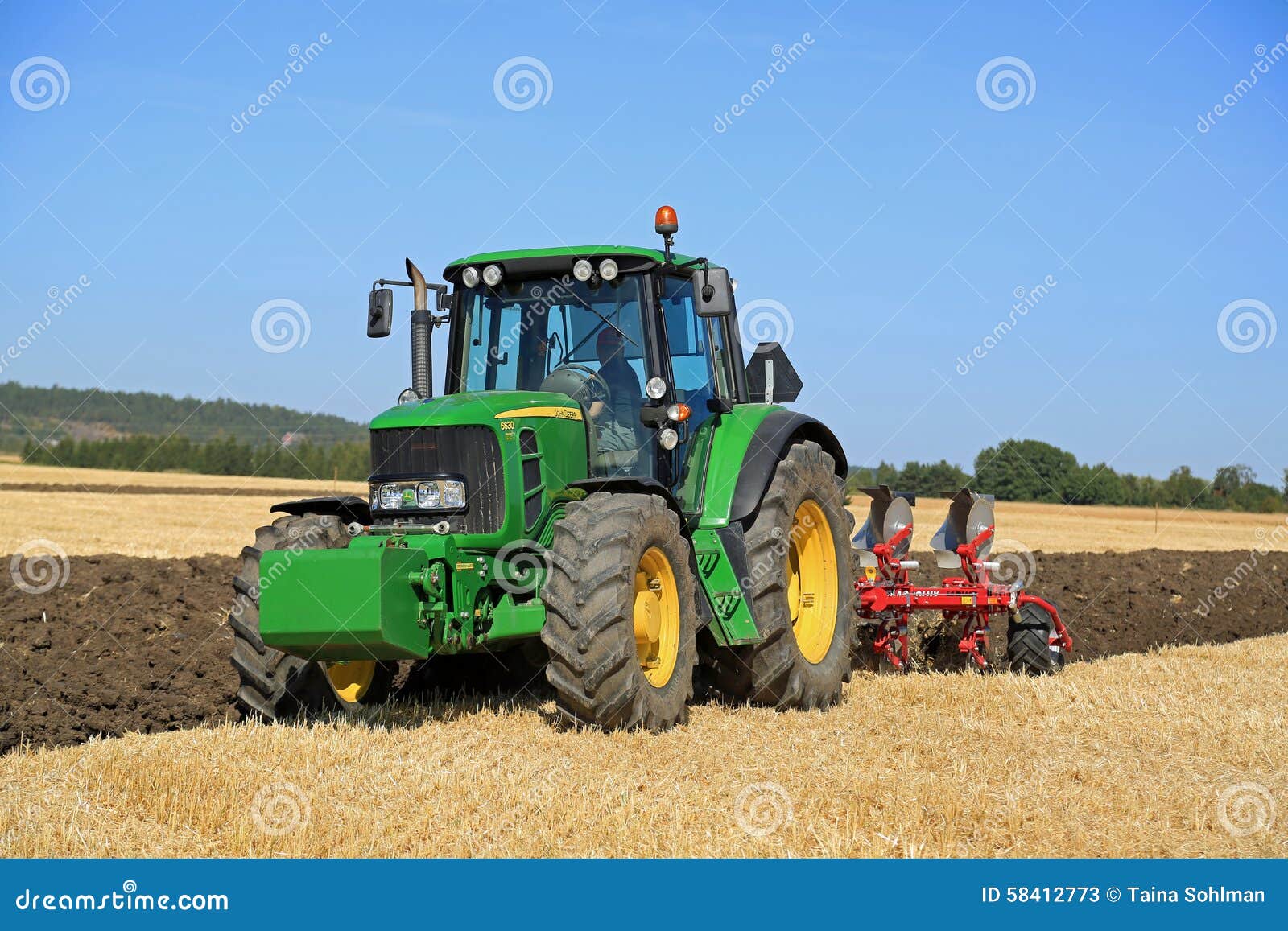 Traktor John Deeres 6630 Und Agrolux-Pflug Auf Feld Redaktionelles ...