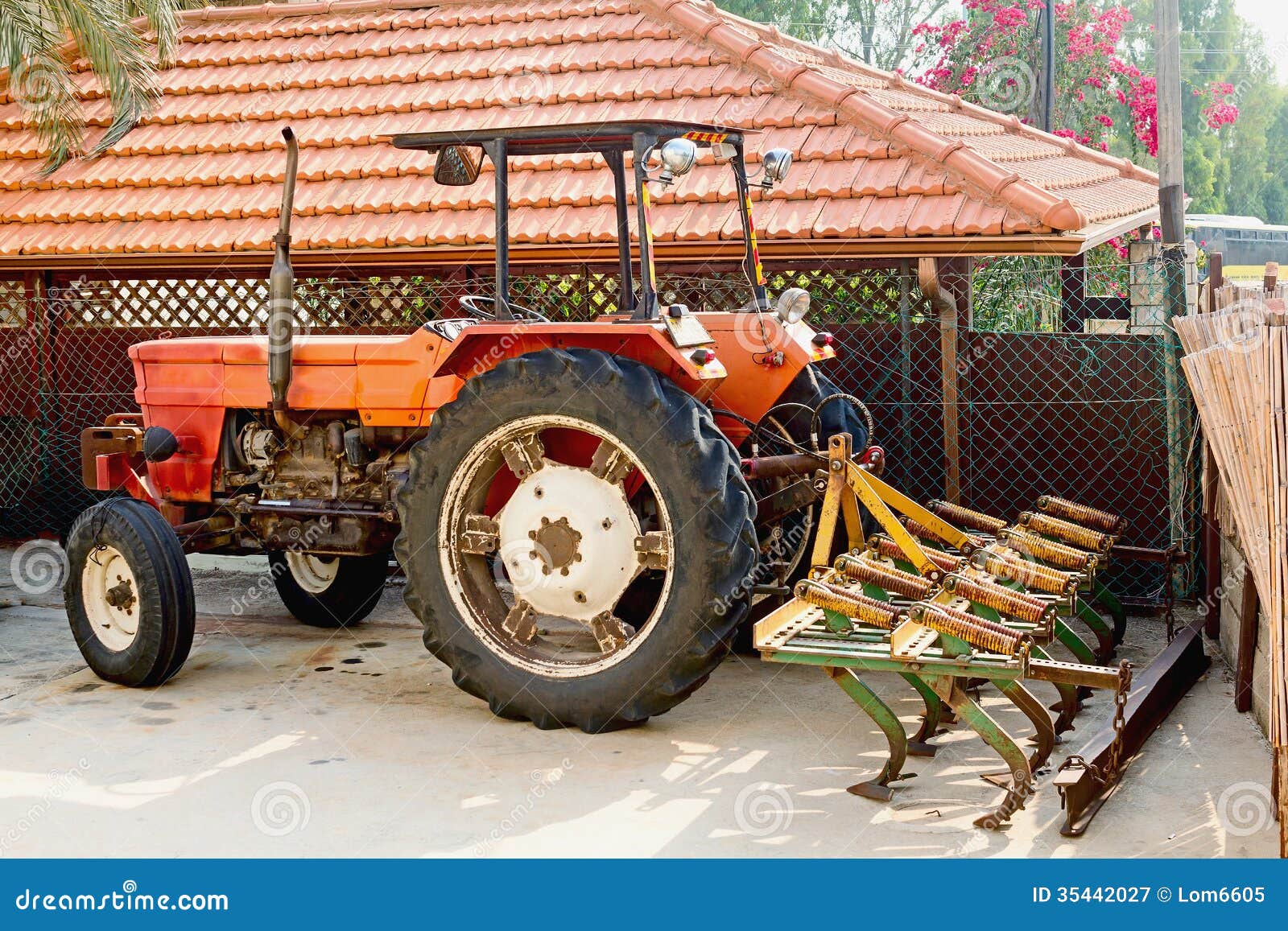 Traktor med en plog fotografering för bildbyråer. Bild av fjädrar ...