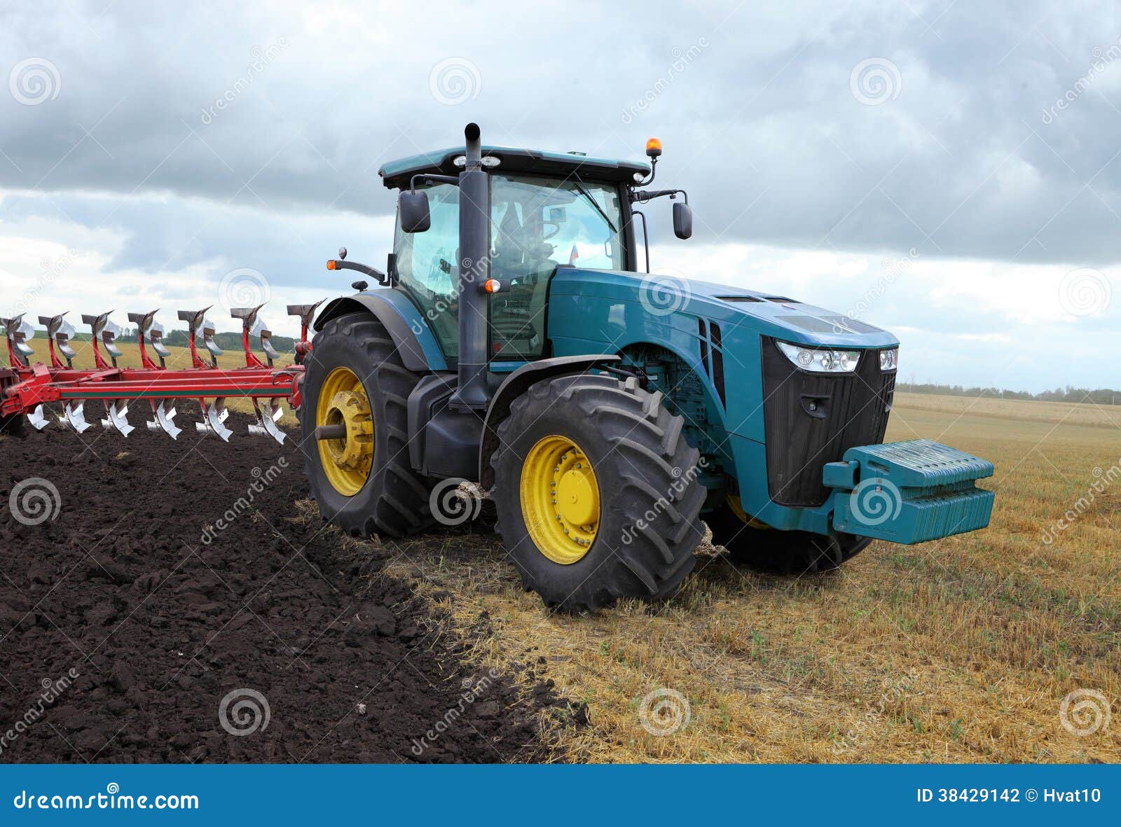 Traktor mit Pflug stockfoto. Bild von landwirtschaft - 38429142