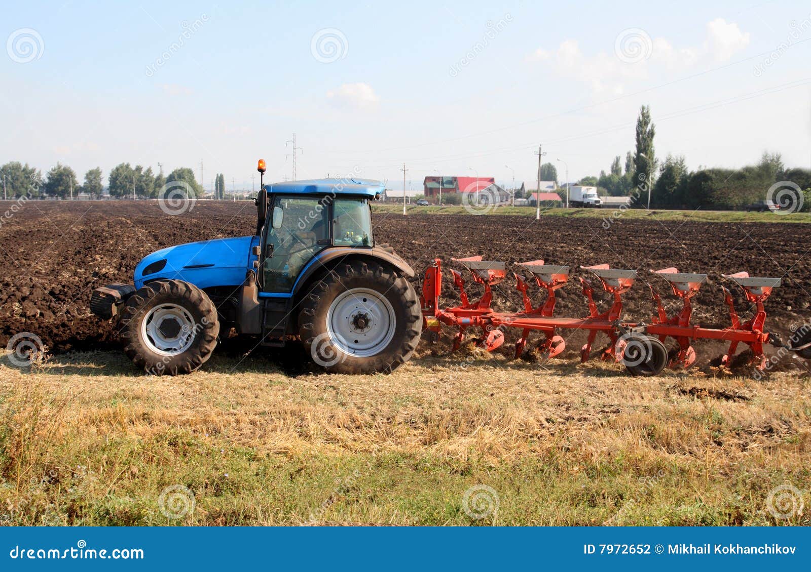 Traktor mit Pflug stockfoto. Bild von brache, landwirtschaft - 7972652