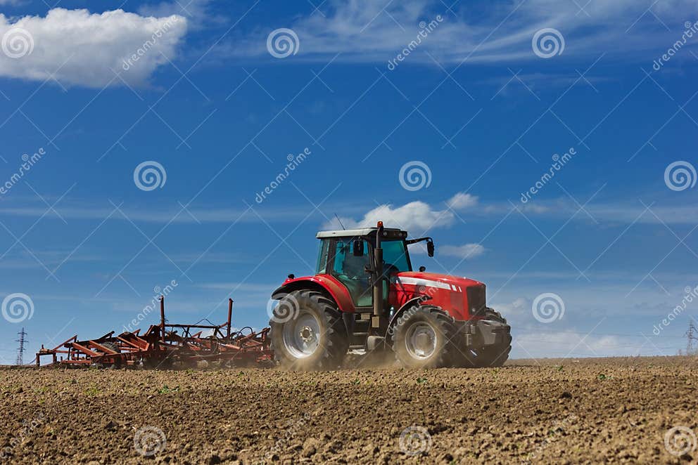Traktor och plog arkivfoto. Bild av lantbruk, väx, fält - 30839828