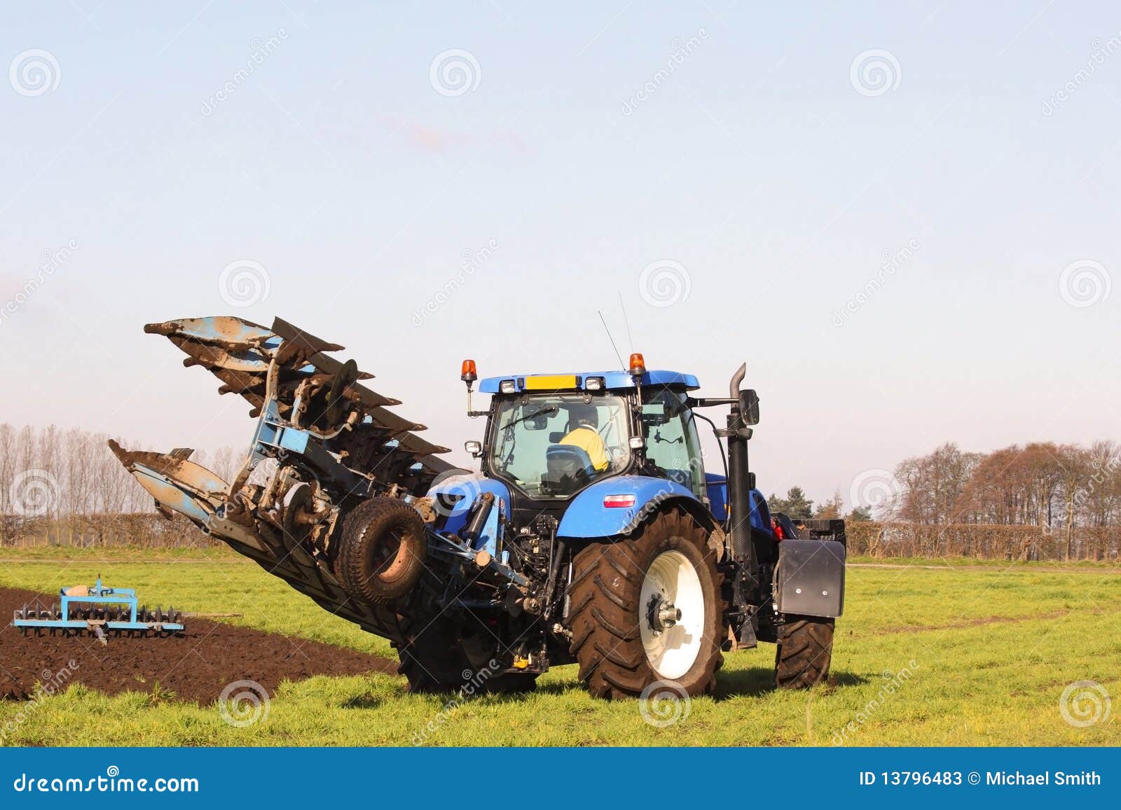 Traktor und Pflug stockbild. Bild von pappeln, landwirtschaft - 13796483