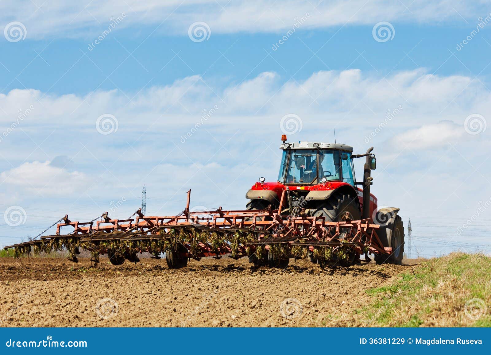 Traktor und Pflug stockbild. Bild von landwirt, feldarbeit - 36381229
