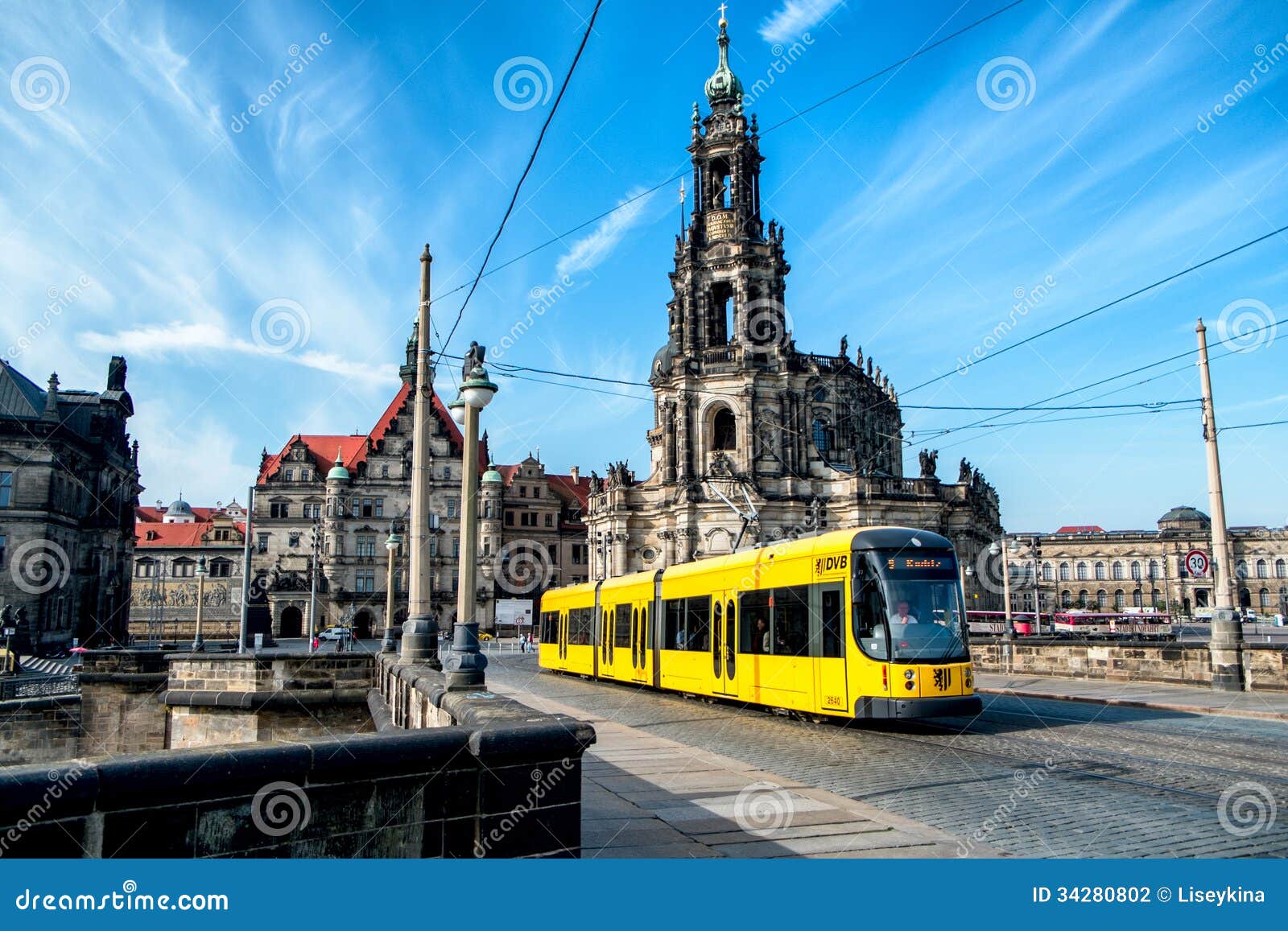 Tram Giallo Al Centro Di Dresda. La Germania Fotografia Editoriale ...