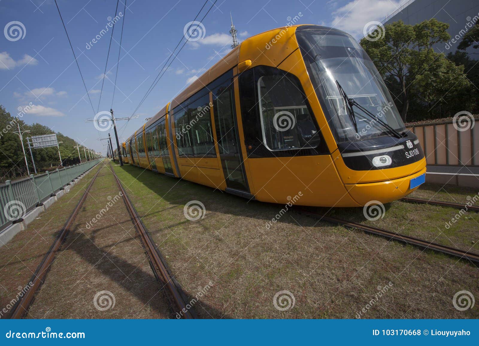 Tram in Shanghai redactionele stock foto. Image of toerisme - 103170668