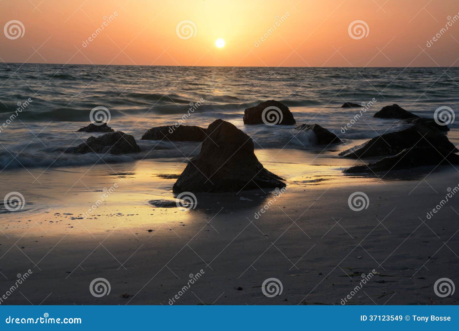 Tramonto Del Golfo Del Messico Con Le Rocce Profilate Immagine Stock ...