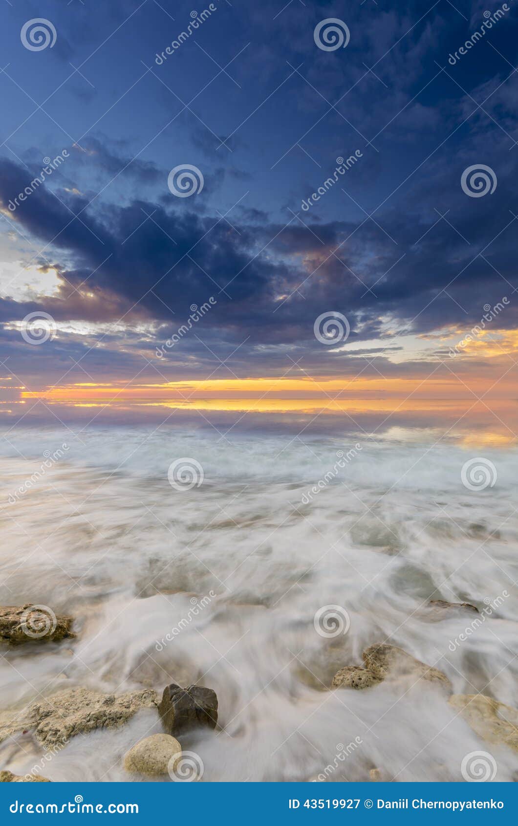 Tramonto E Le Onde Che Avvolgono Sulla Riva Rocciosa Immagine Stock ... Tramonto E Le Onde Che Avvolgono Sulla Riva Rocciosa Immagine Stock ...