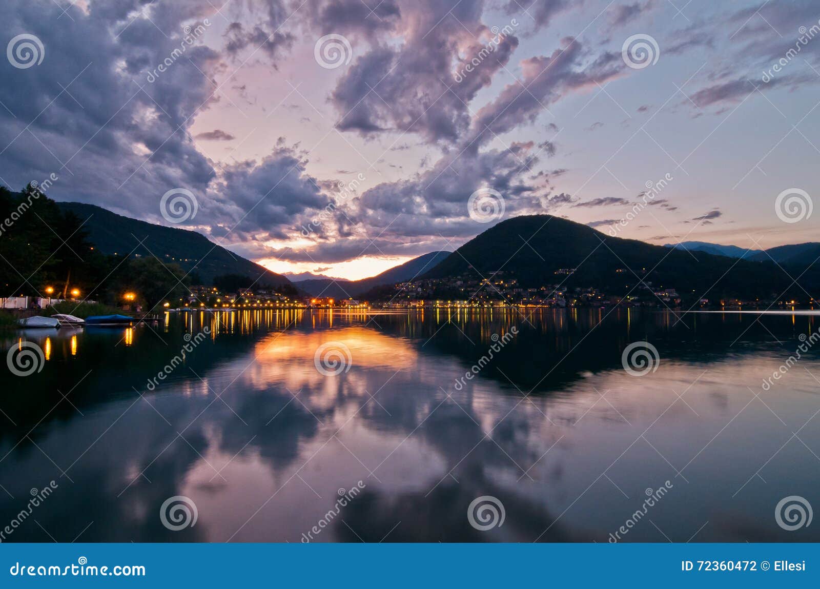 Tramonto nel lago lugano fotografia stock. Immagine di nave - 72360472