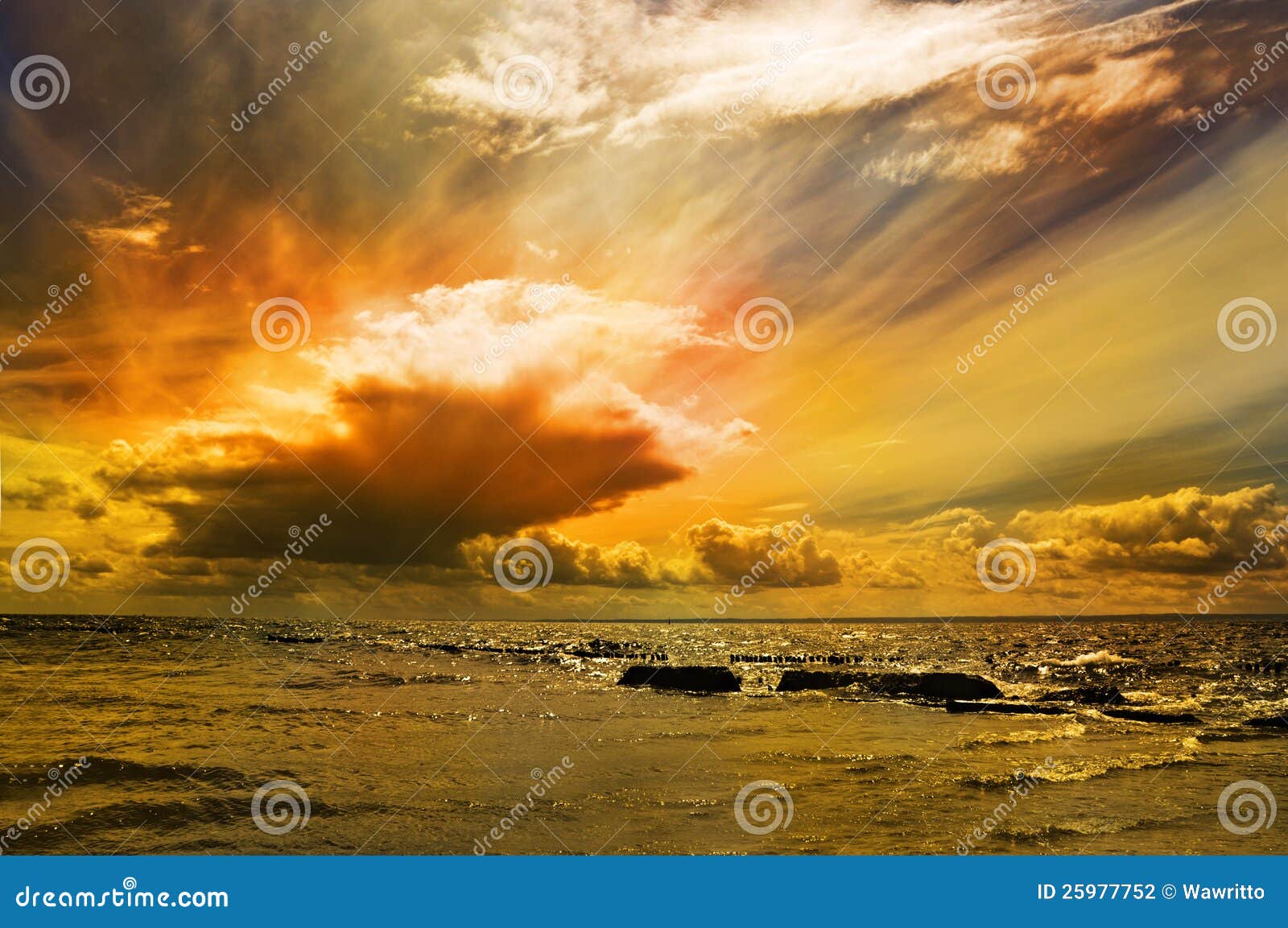 Tramonto nel Mar Baltico. fotografia stock. Immagine di colore - 25977752
