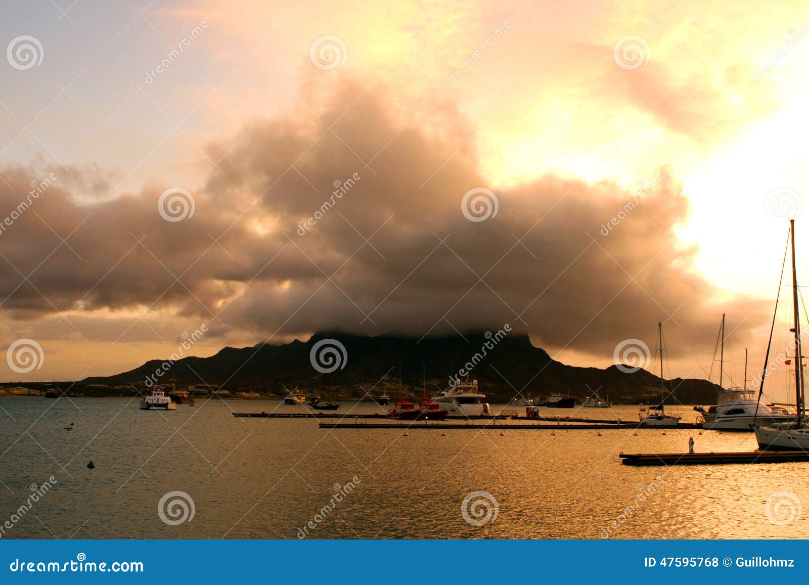 Tramonto Nella Baia Di Mindelo Fotografia Stock - Immagine di surf ...
