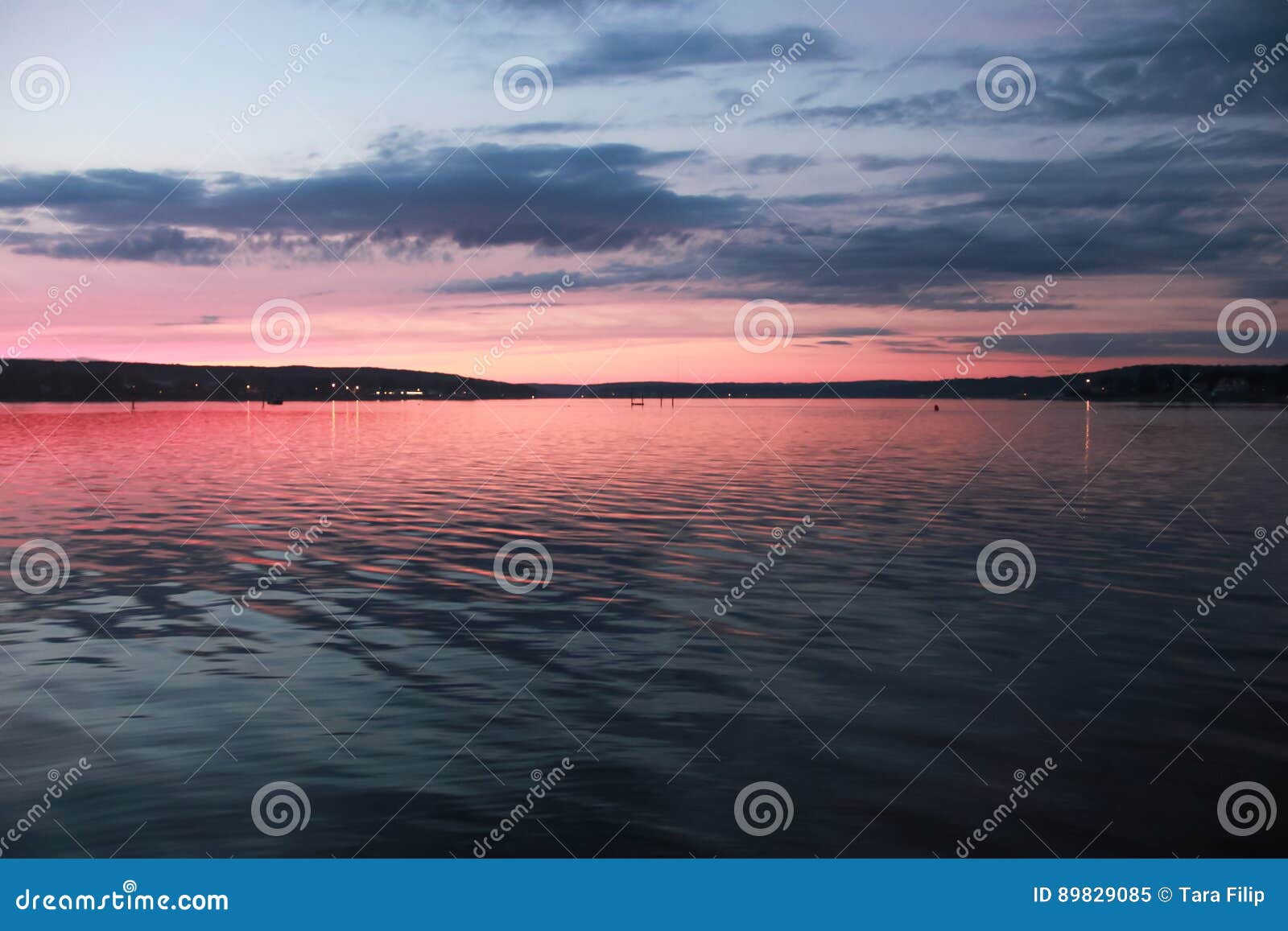 Tramonto Rosa Brillante Sull'acqua Immagine Stock - Immagine di nubi ...