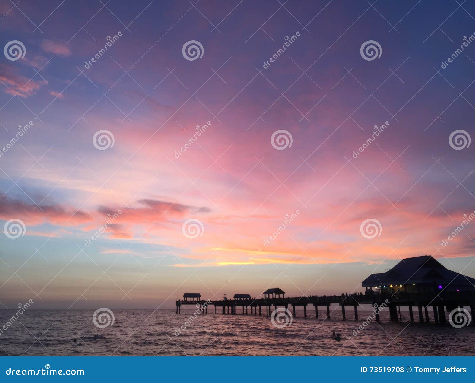Tramonto Rosa Con La Siluetta Di Un Bacino Fotografia Stock - Immagine ...