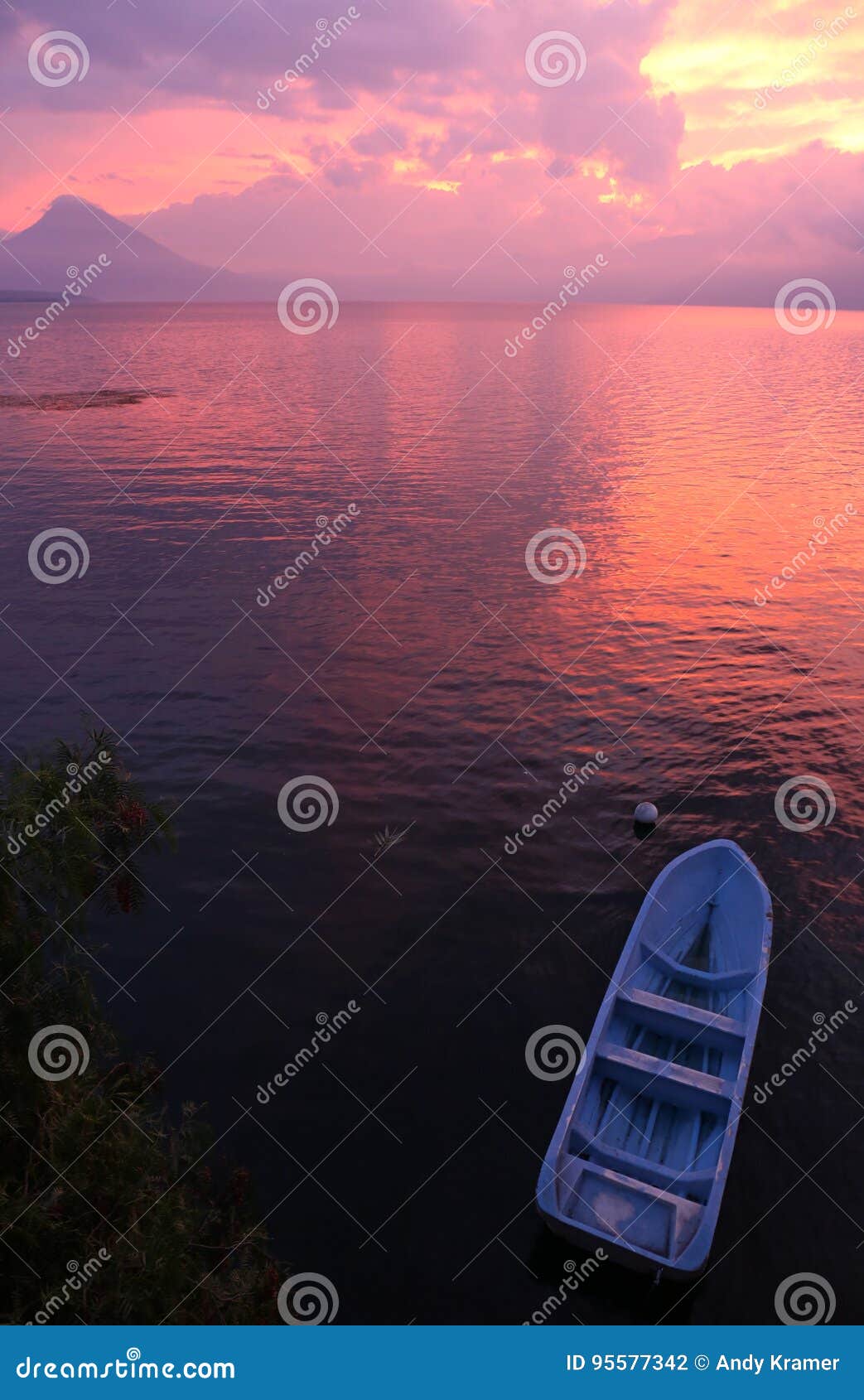 Tramonto Rosa a Lago Atitlan Nel Guatemala Fotografia Stock - Immagine ...