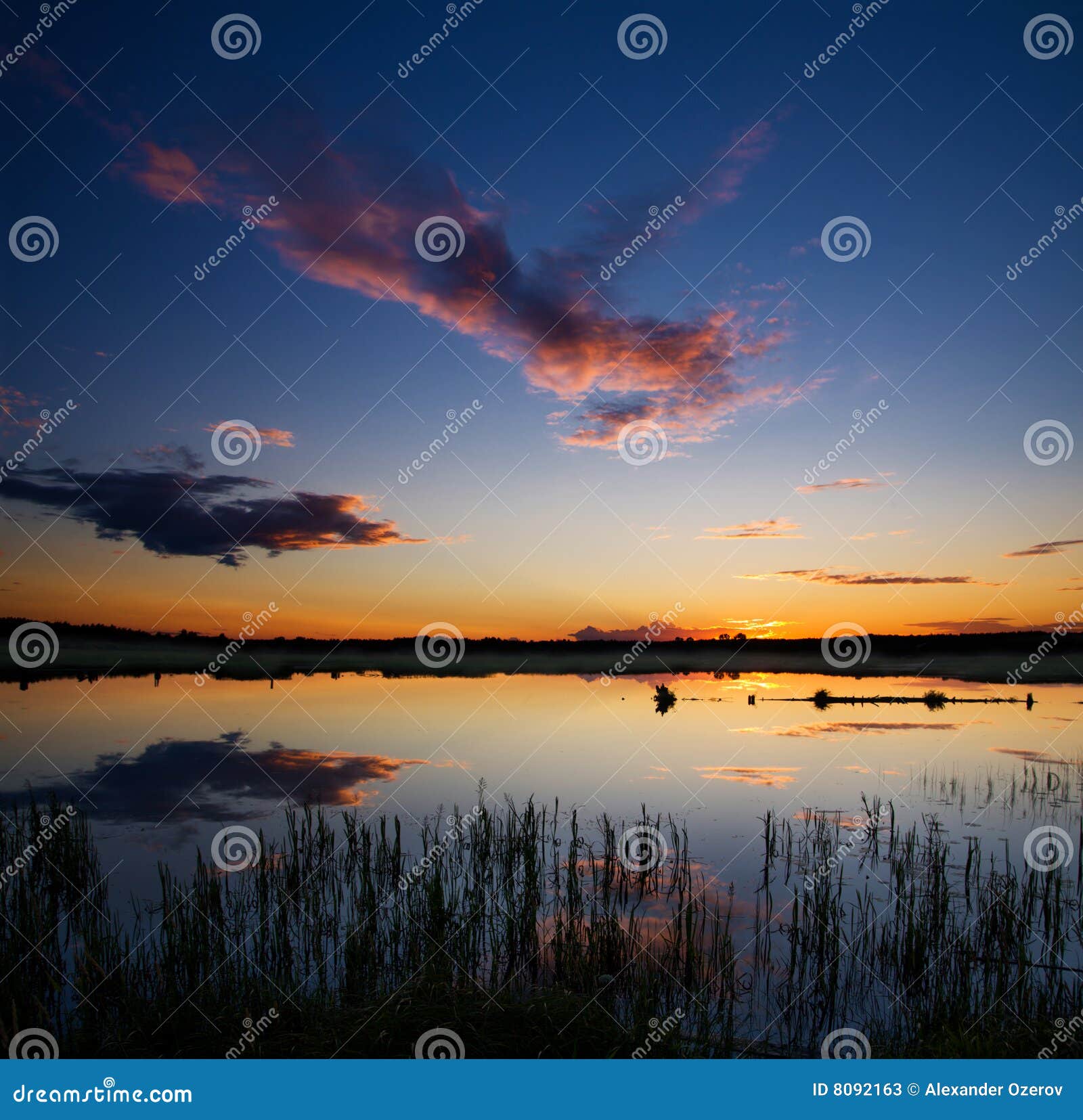 Tramonto sopra il lago immagine stock. Immagine di armonia - 8092163