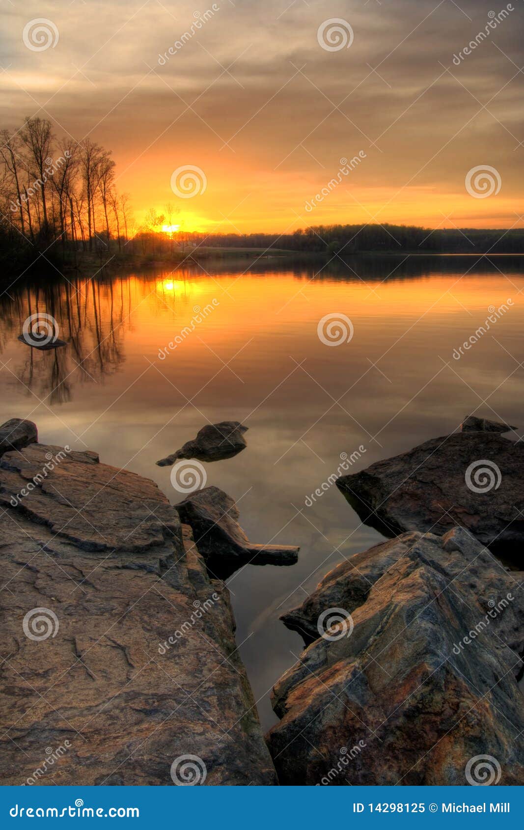 Tramonto sul lago immagine stock. Immagine di cielo, nave - 14298125