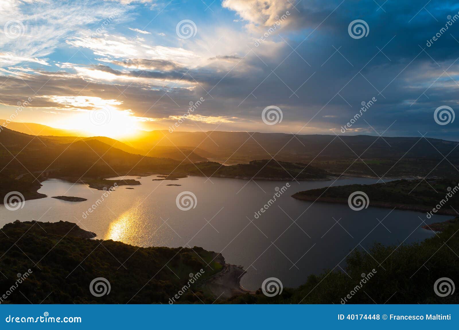 Tramonto sul lago fotografia stock. Immagine di nave - 40174448