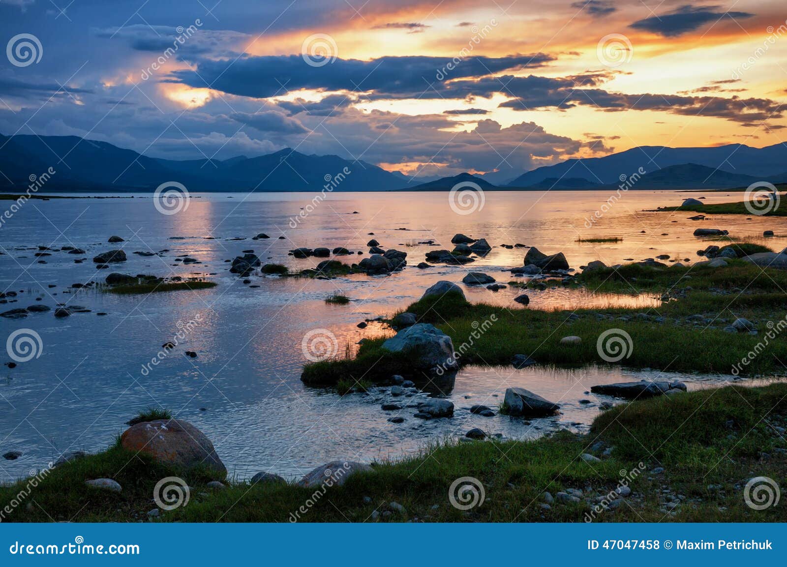 Tramonto Sul Lago Della Montagna Fotografia Stock - Immagine di ...