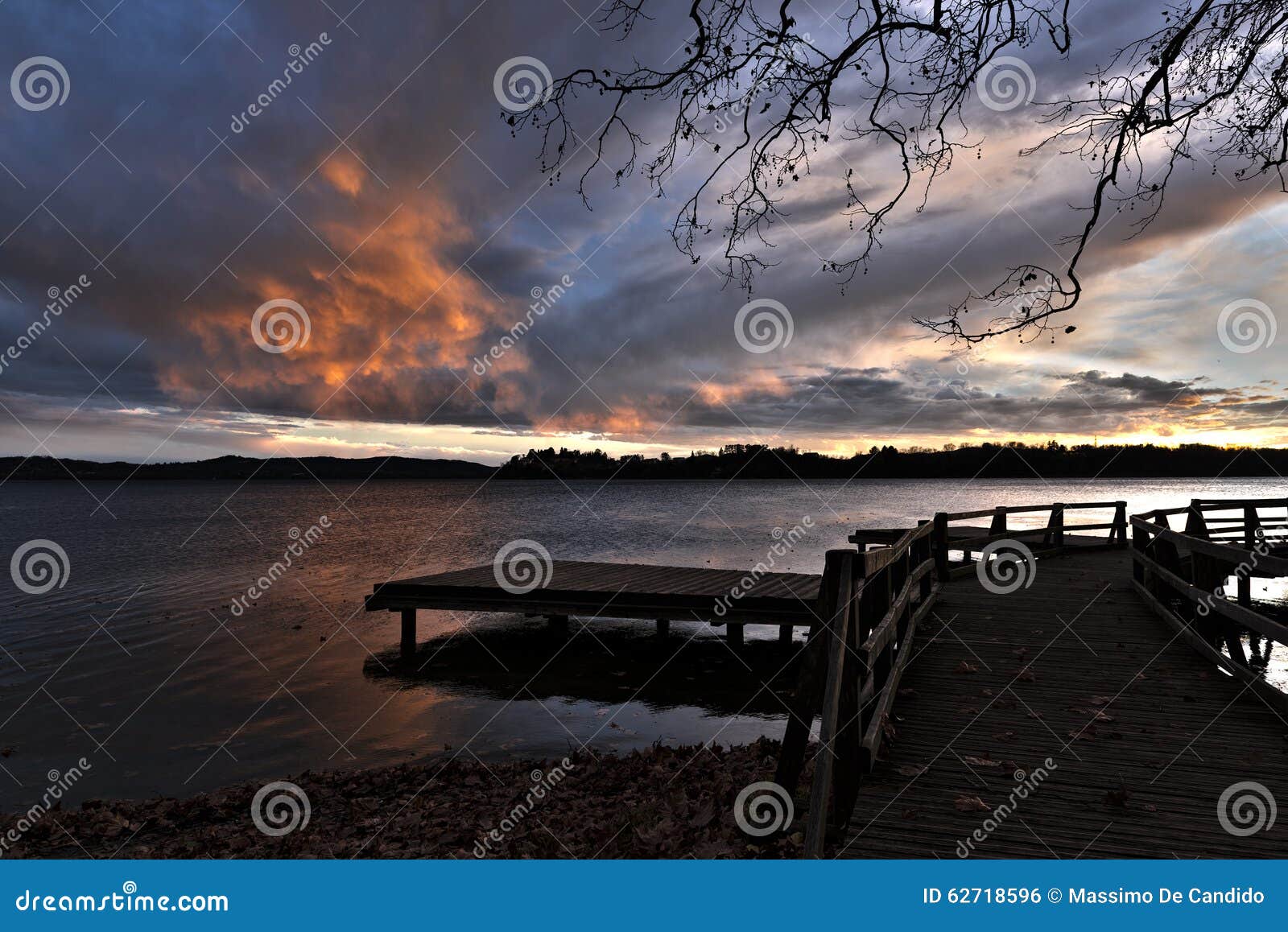 Tramonto sul lago varese fotografia stock. Immagine di nubi - 62718596