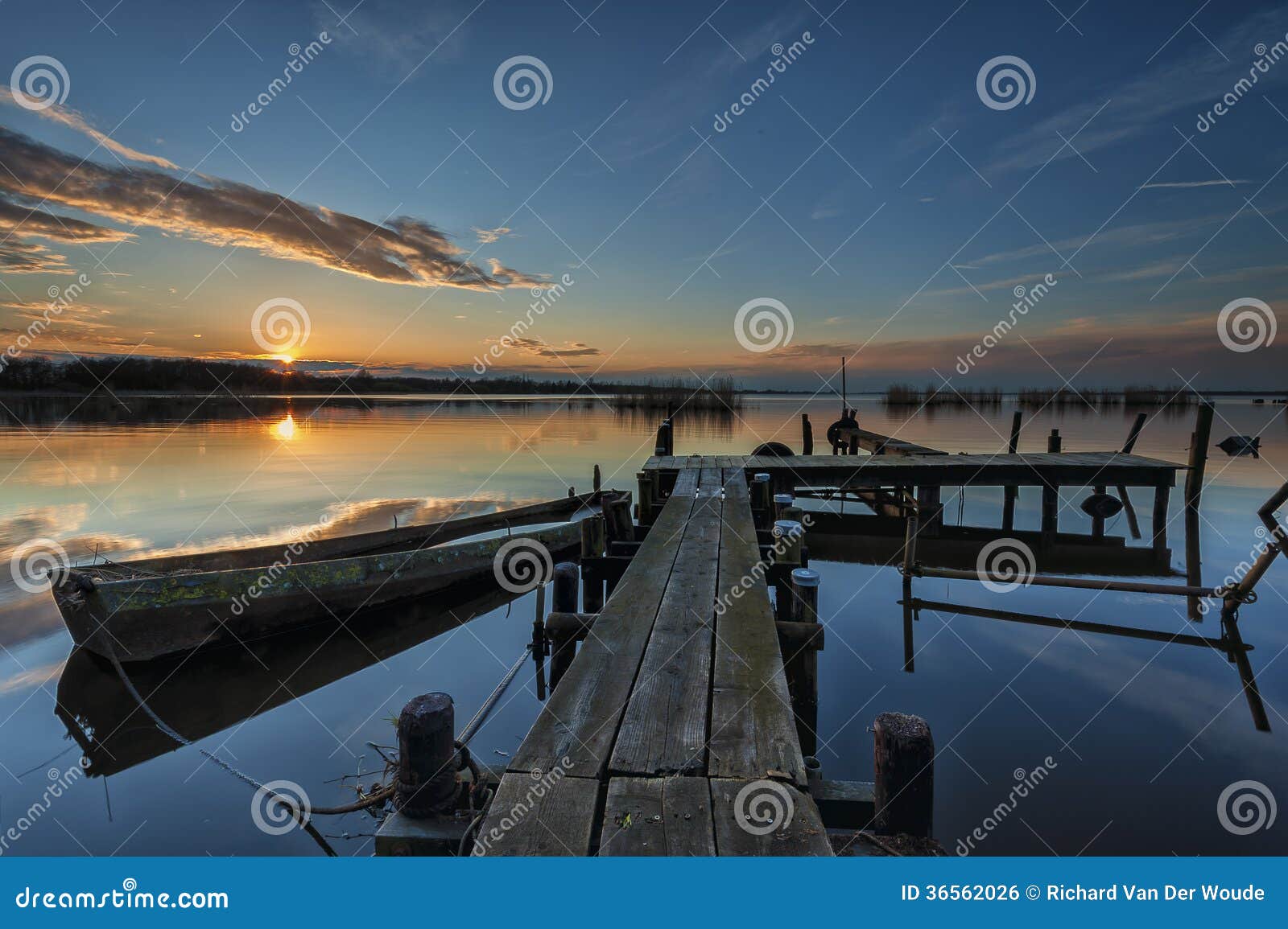 Tramonto in un lago fotografia stock. Immagine di nube - 36562026