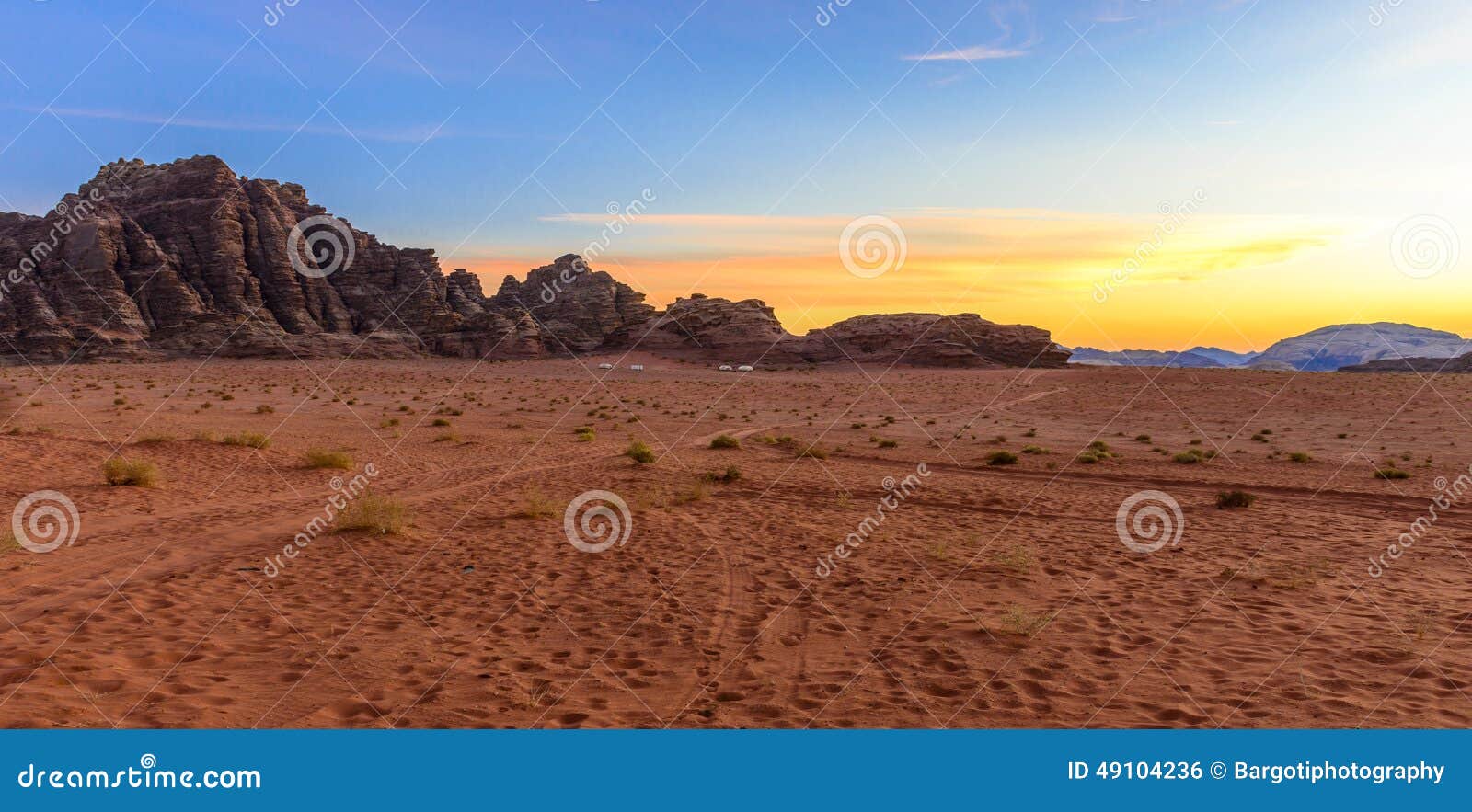 Tramonto in Wadi Rum Desert, Giordania Fotografia Stock - Immagine di ...