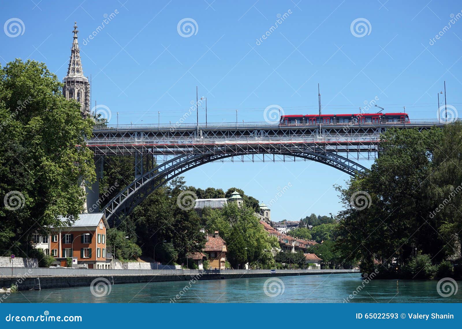 Tramway rouge photo stock éditorial. Image du voûte, rouge - 65022593