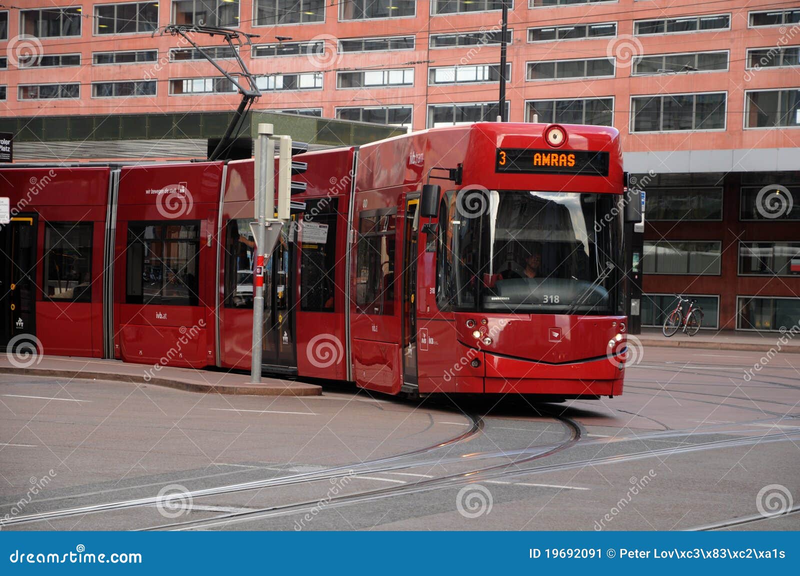 Tramway rouge d'Innsbruck photo éditorial. Image du efficace - 19692091