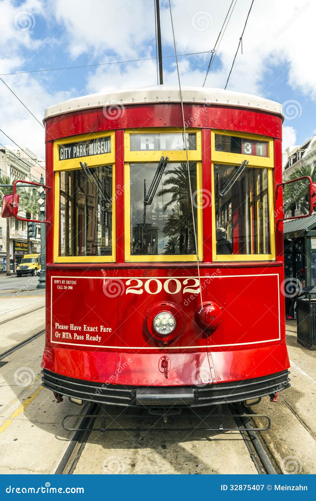 Tramway Rouge De Chariot Sur Le Rail Image stock - Image du ...