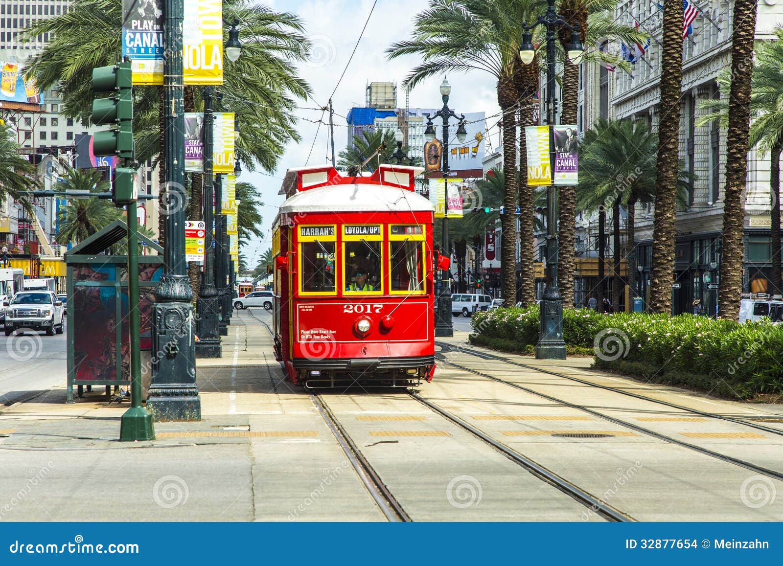 Tramway Rouge De Chariot Sur Le Rail Image stock éditorial - Image du ...