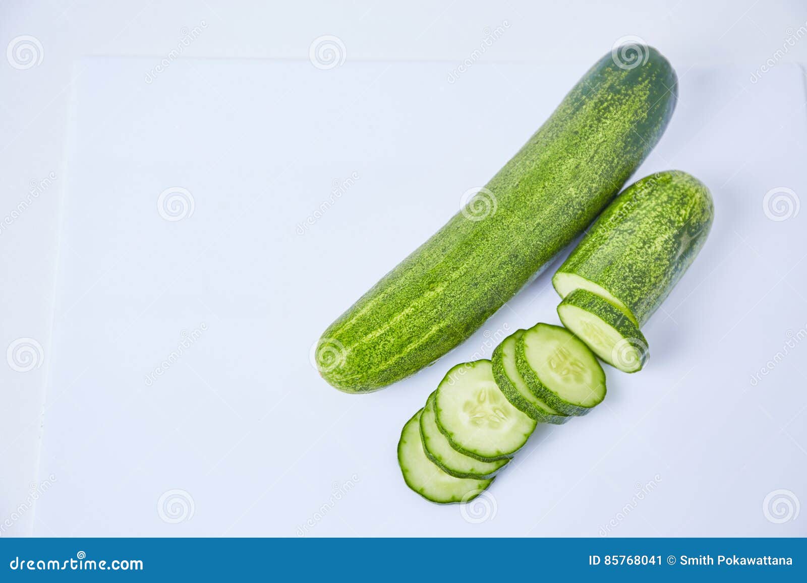 Tranche De Concombre Sur Le Fond Blanc Image stock - Image du bain ...